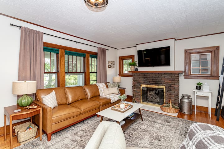 3bed/1.5bath Modern Retreat W/ Hot Tub - Ames, IA