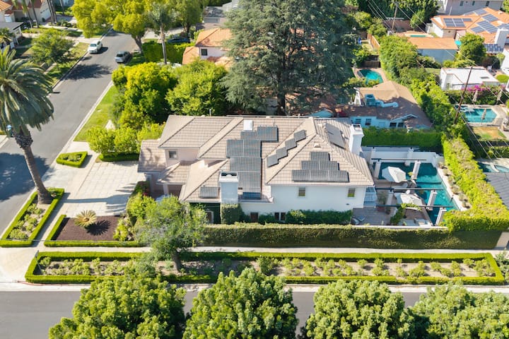 Modern Studio City Villa W/ Pool & Luxe Interiors - Los Angeles, CA