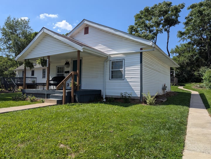 Southern Bloom Bungalow | Charming 2b Retreat - Bloomington, IN