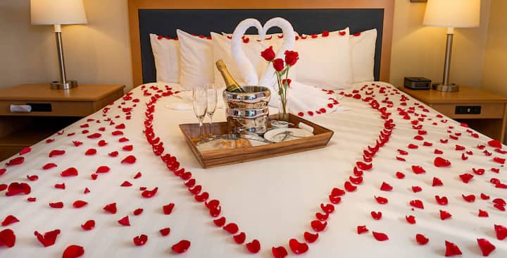 Magnolia Inn | Silver Belle Room - Clayton, NC