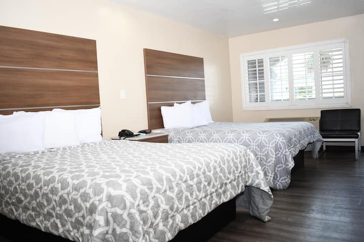 2 Queen Beds, Deluxe Room, Balcony, Non-smoking - Long Beach, CA