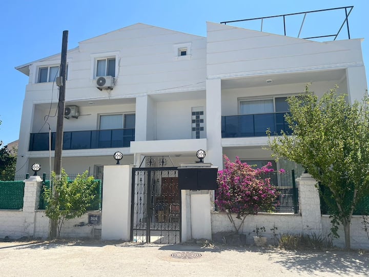 Denize Yürüme Mesafesinde 2.kat Geniş Balkonlu - Urla