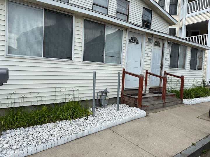 Cozy Beachfront Retreat - Hampton Beach, NH