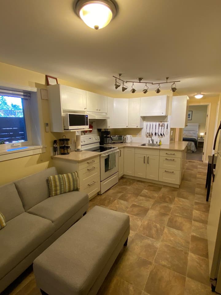 Raven’s Nest – Cozy Lower One‑bedroom Suite - Langford