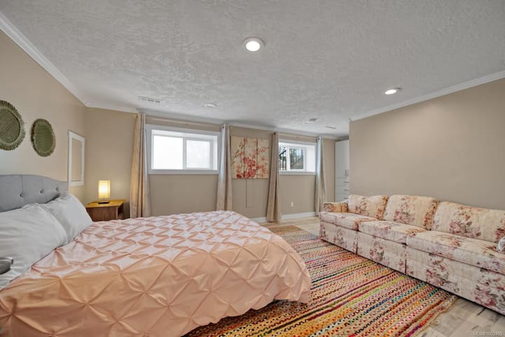 Large 1 Bedroom + Den Suite - Sooke