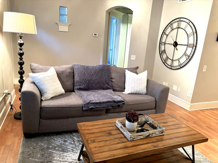 Knight 105 – Chic Uptown Oasis With City Views - Dallas, TX