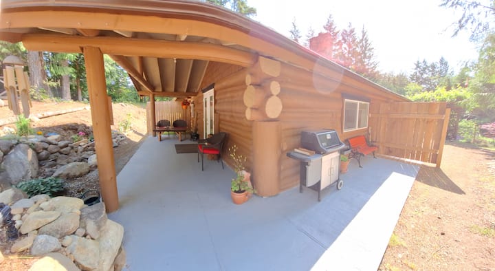 New Log Home Getaway - Sooke