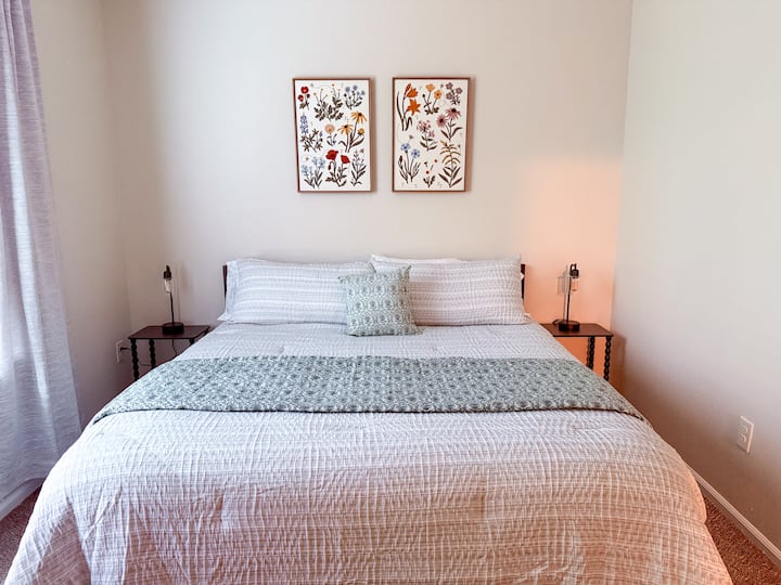 Airy Walkin Apt W/ High Ceilings - Lakewood, CO