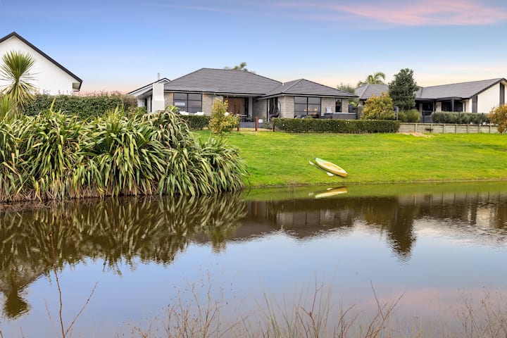 Waterway Coastal Beach Retreat! - Papamoa