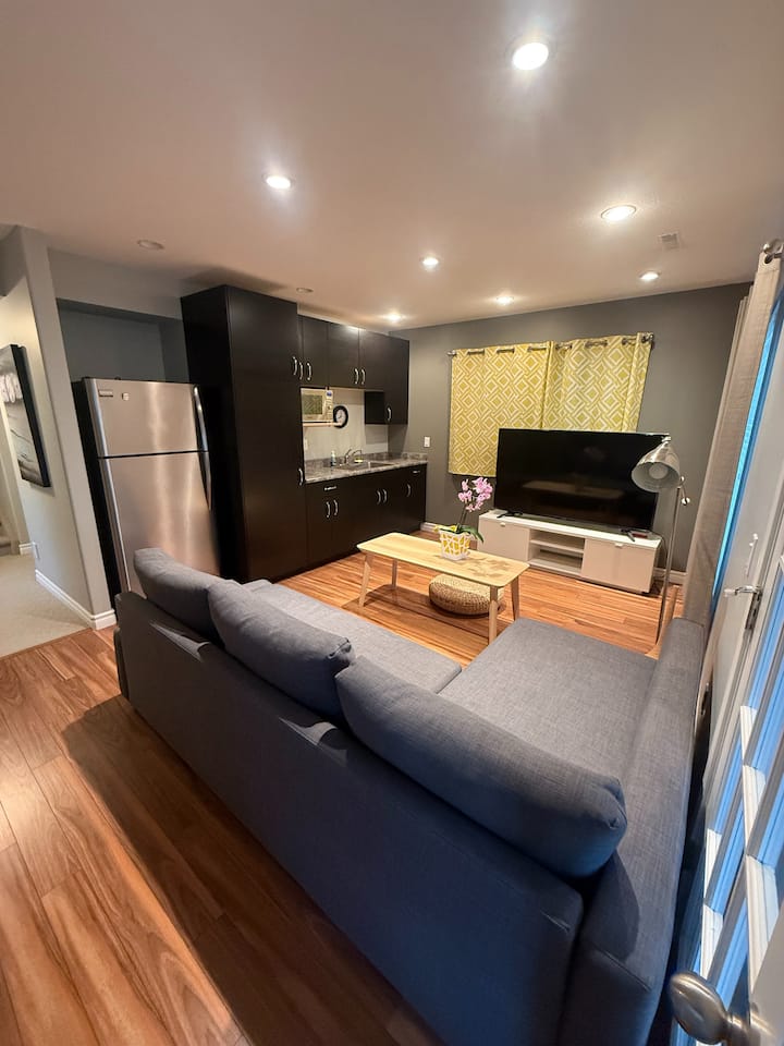 Cozy 2br Suite W/ Private Entry - Calgary
