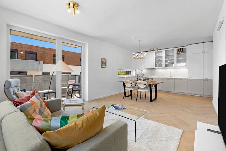 Shiny Stay With Balcony & Private Parking - Bratislava