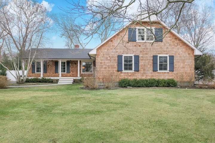 Farmhouse Cape With Pool/hot Tub - Bellport, NY