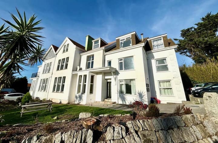 Anchorage Beach Side Apartment - Falmouth