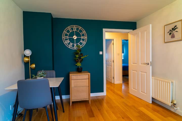 Central 2 Bedroom Modern Apartment - Free Parking - Aberdeen