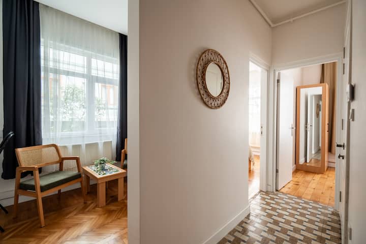 Canvas & Stone – Urban 2br Flat With A Character - Estambul