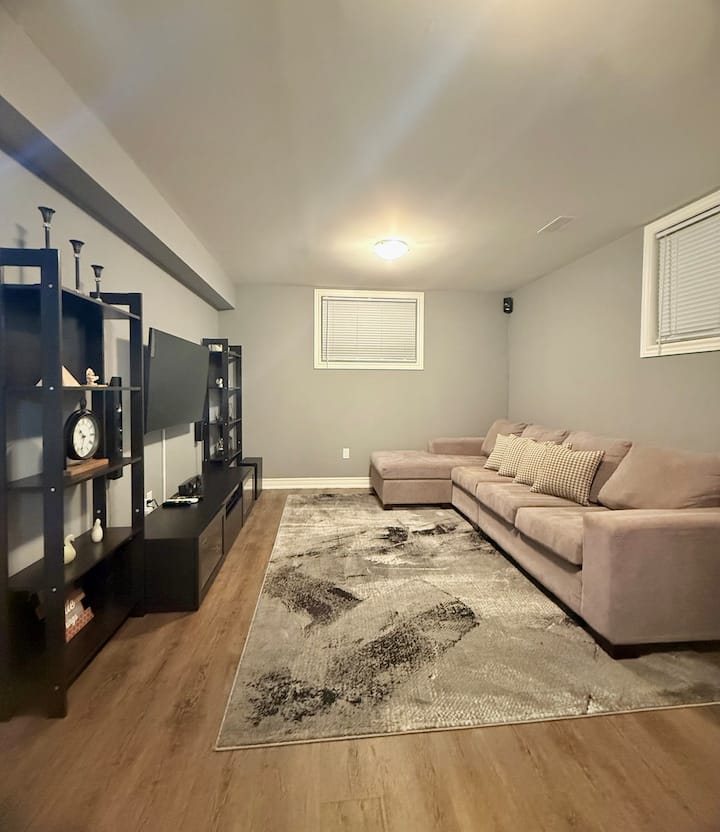 Modern Getaway In Niagara Falls - Niagara Falls