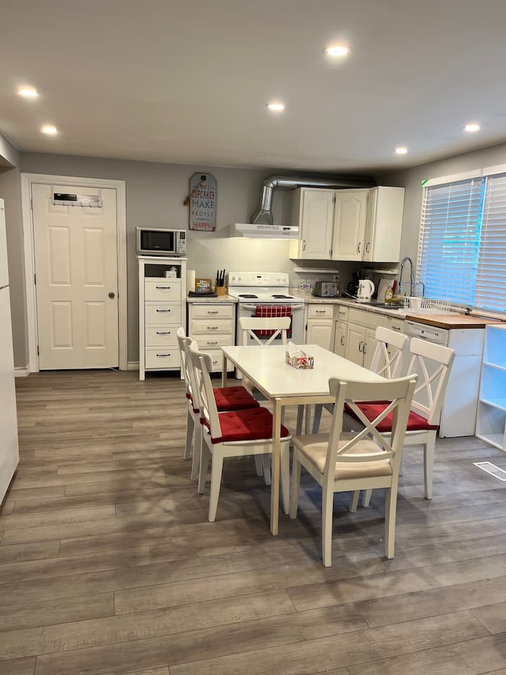 Spacious 3bd Apt Downtown Sauble - Sauble Beach