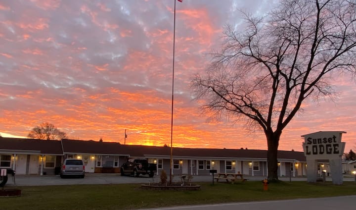 Sunset Lodge Escanaba Motel Dbld - Escanaba, MI