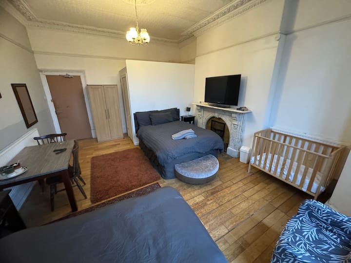 Old Style Room Near Hospital - Mumbles