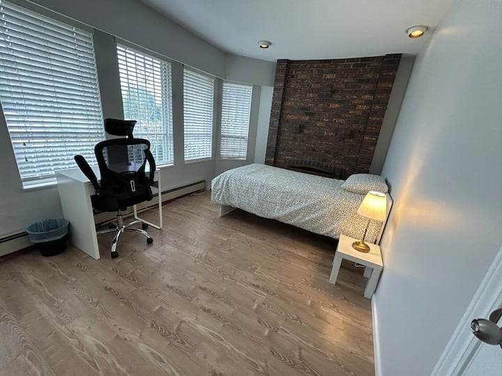 Room For 1 Guest, Near Sky Train, Mckinnon St, M3 - Vancouver, WA