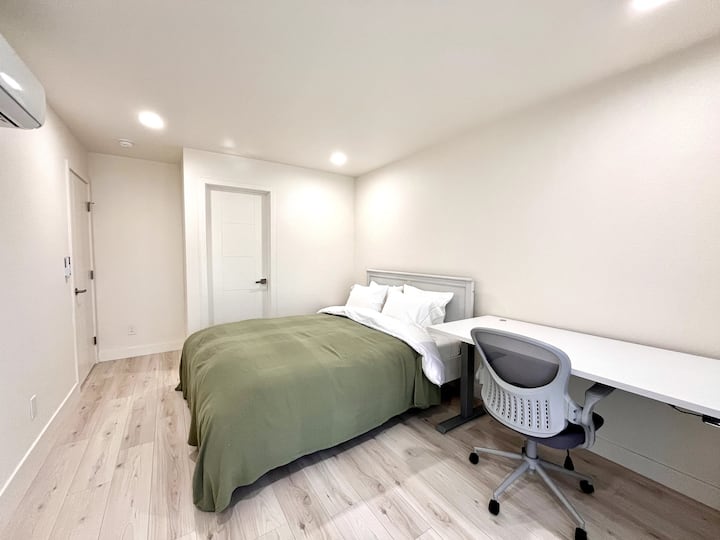 Modern Bedroom With Private Bath - San Jose