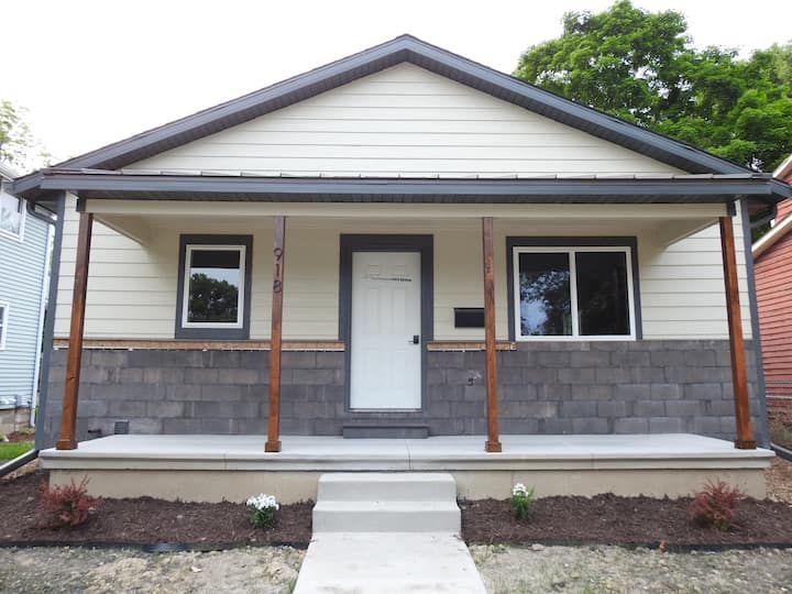 Downtown Iowa City - Brand New Luxury Stay - Iowa City, IA