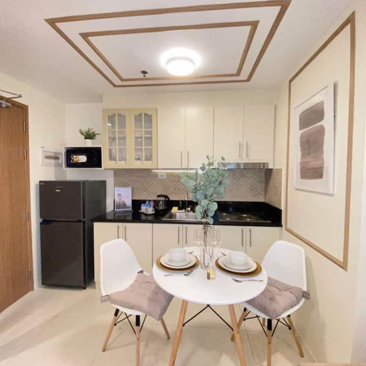 Crib2go: Brighton Suite (2+1 Br Balc W/pool View) - Manila