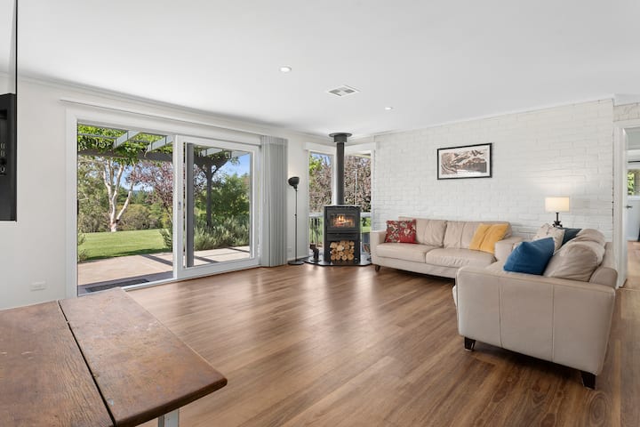 Farm-style Escape 4 Bed Home With Guest House - Canberra