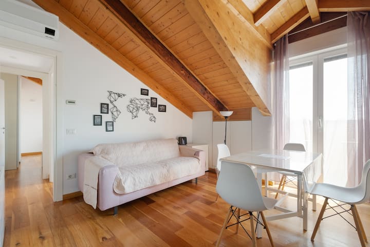 Guesthost- Milano Lambrate Cosy Balcony Apartment - Cologno Monzese