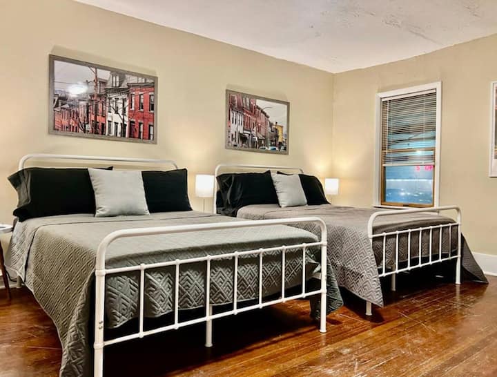 Pittsburgh House 3 Bedroom W/ 8 Beds+ Free Parking - Monroeville, PA