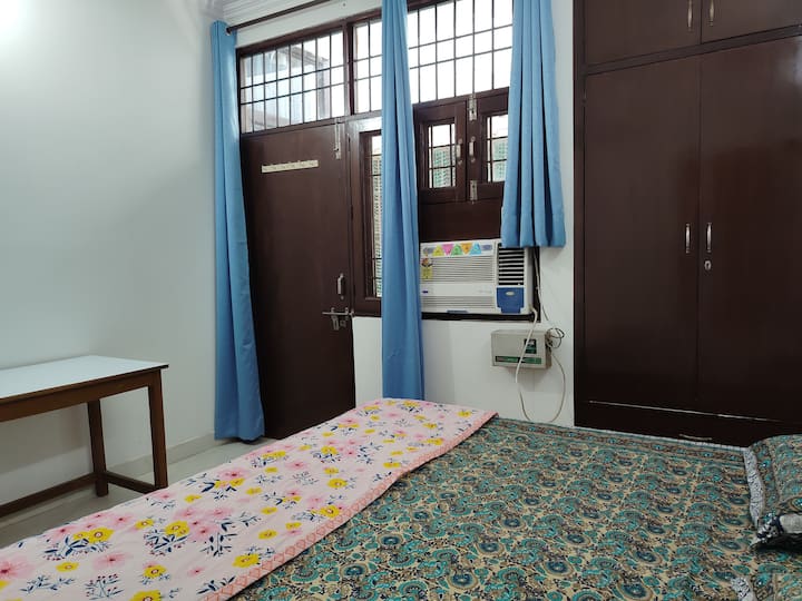Cozy 2 Bhk - New Delhi Indira Gandhi Airport (DEL)