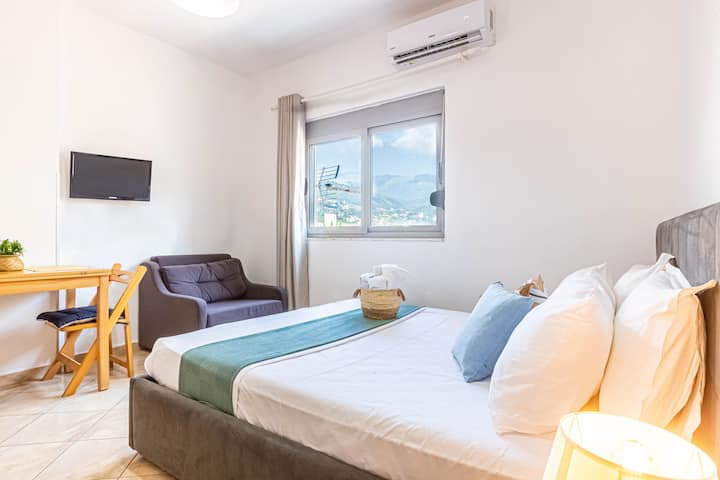 Downtown Studio | Cozy, Kitchen & Easy Access - Himarë