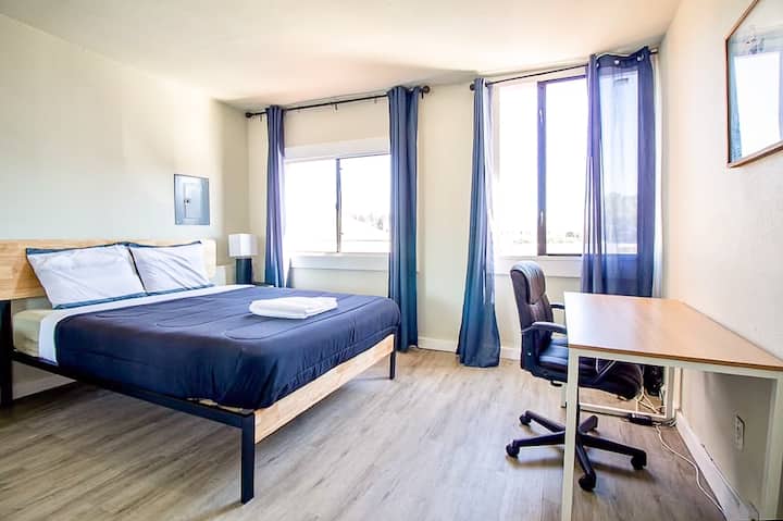 Hayward 3br Apartment W/ Foosball & Near Bart - Hayward, CA