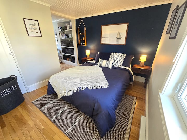 Dt Cozy Br
W/den. Walk To Shops, Food, Water St. - St. John's