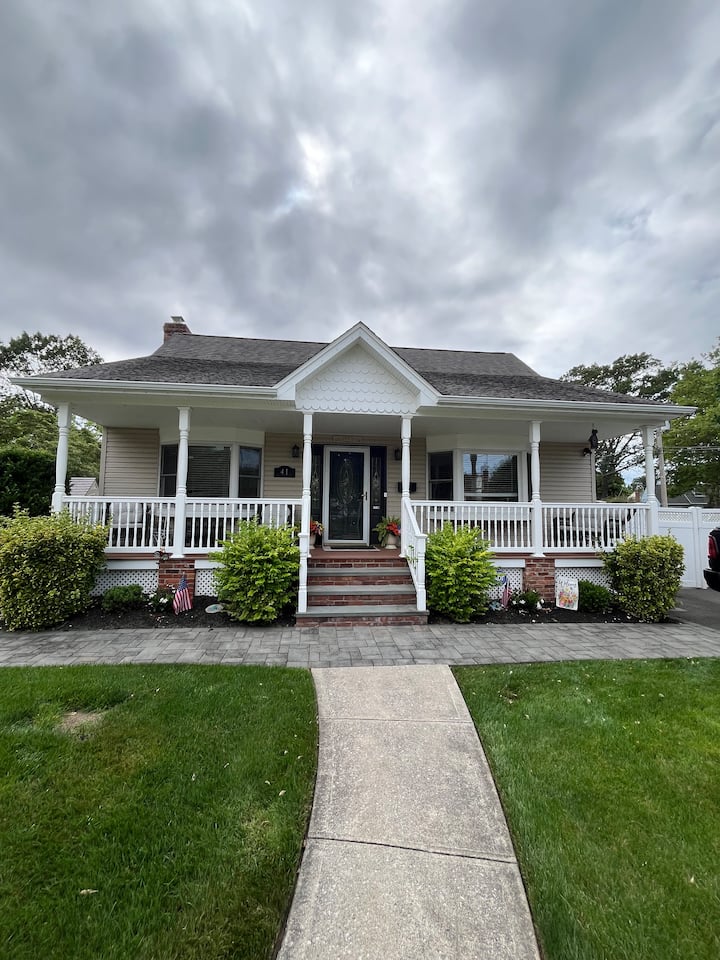 Charming Cape In Farmingdale. - Seaford, NY