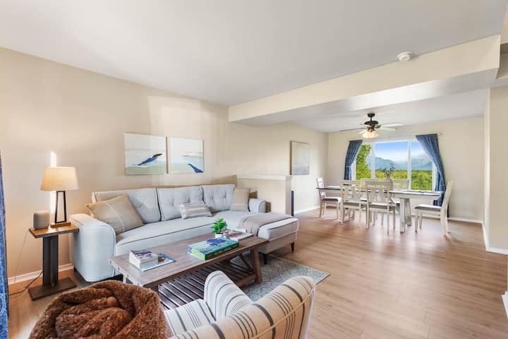 Peaceful 4br Retreat With Mtn Views And Hot Tub! - Alaska