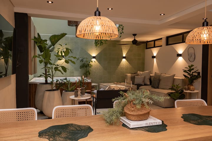 El Poblado 4 Bedroom House With Jacuzzi And Staff - Medellín