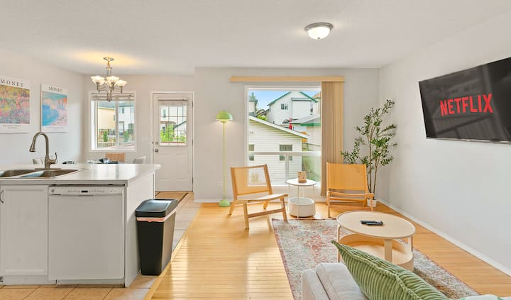 Cozy 3 Br House » Garage » Full Kitchen » Office - Calgary