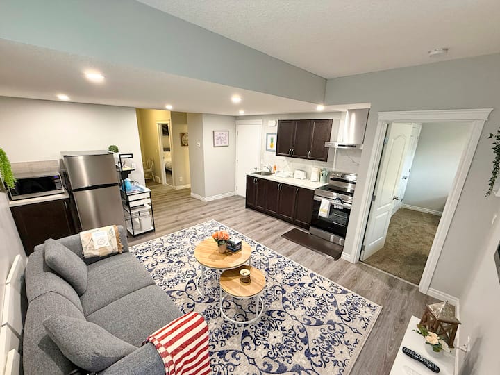 Comfy 2-bedroom Getaway · Private & Modern - Calgary