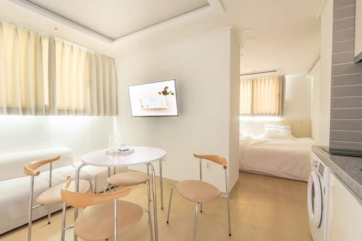 [1.5룸 짐보관] 부산역 도보 3분 고층 하프오션뷰 감성숙소 Marant #13 - Busan