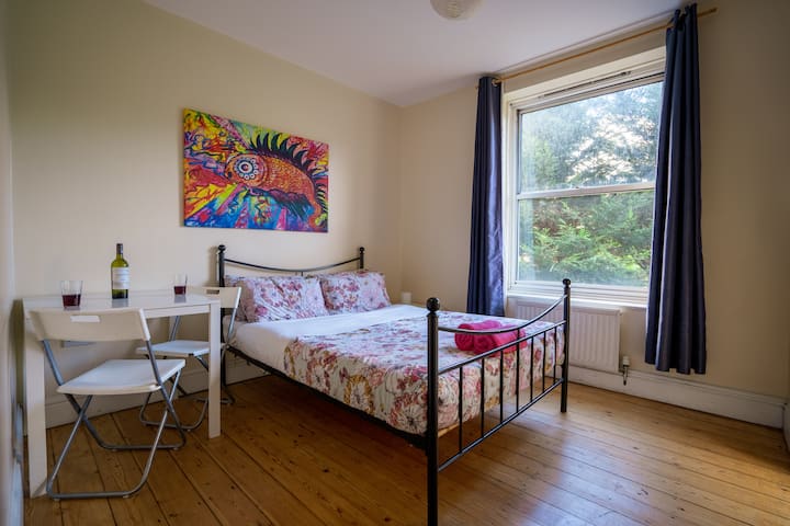 02. Very Close To Attractions (Hkn) - London