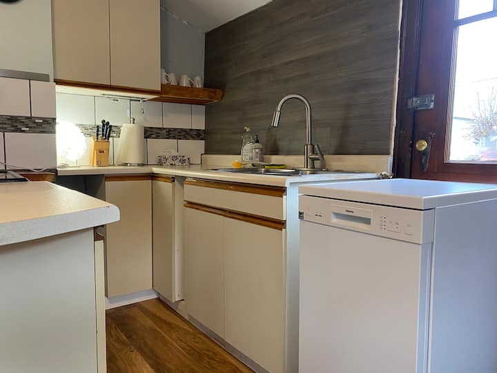 Cozy Downtown Historic House - Revelstoke
