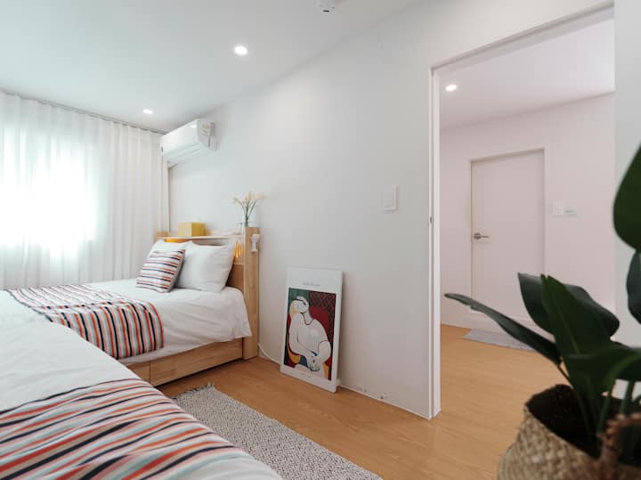 홍대입구/2호선 신촌역5분/5인/이웃없는 단독주택/1층/에어컨3개/세탁건조기/경복궁 - Seoul