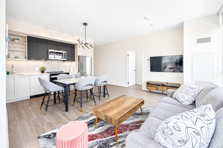 Modern Skyloft W/ City Views & Parking - Toronto