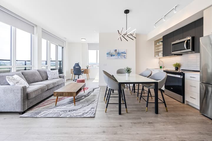 Modern Skyloft W/ City Views & Parking - Toronto