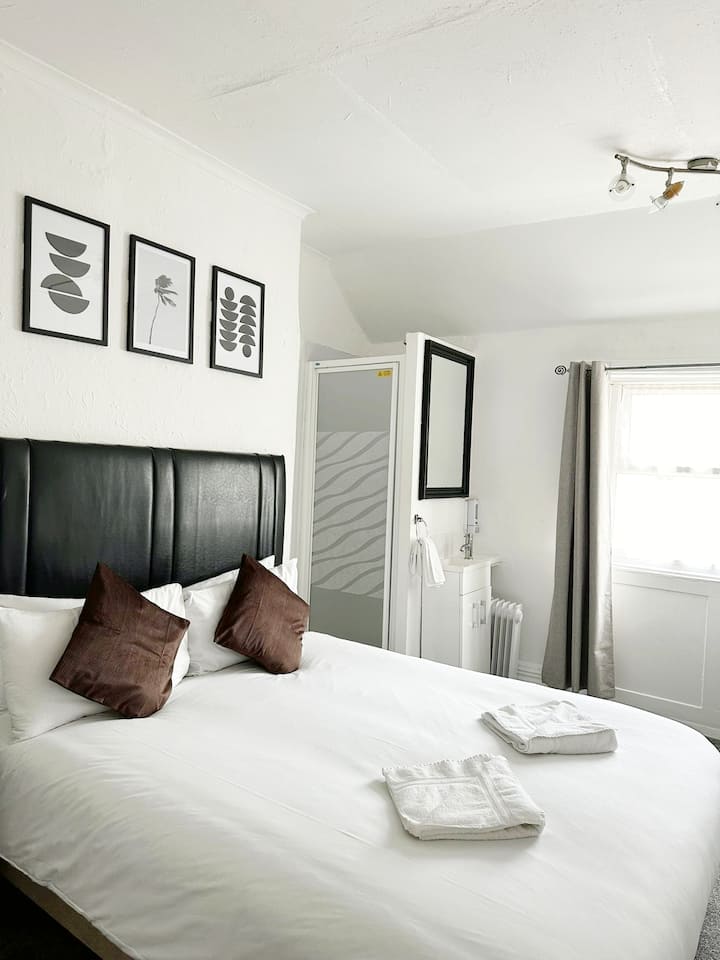 Double Room With Shower - Brighton Marina