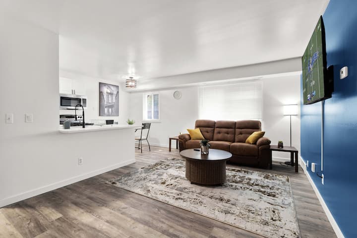 Cozy Farmington Loft | Modern - Livonia, MI
