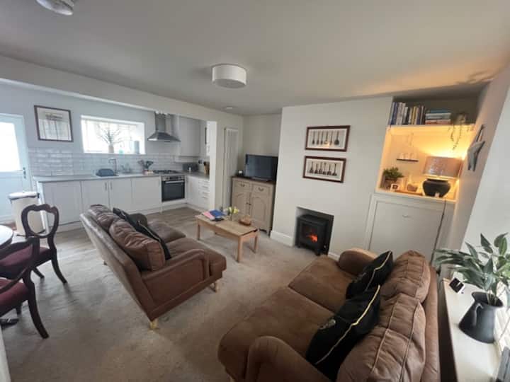 Cosy 2-bedroom Stone Cottage - Morecambe