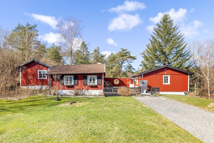 Charming Red House Near The Sea - Stenungsund