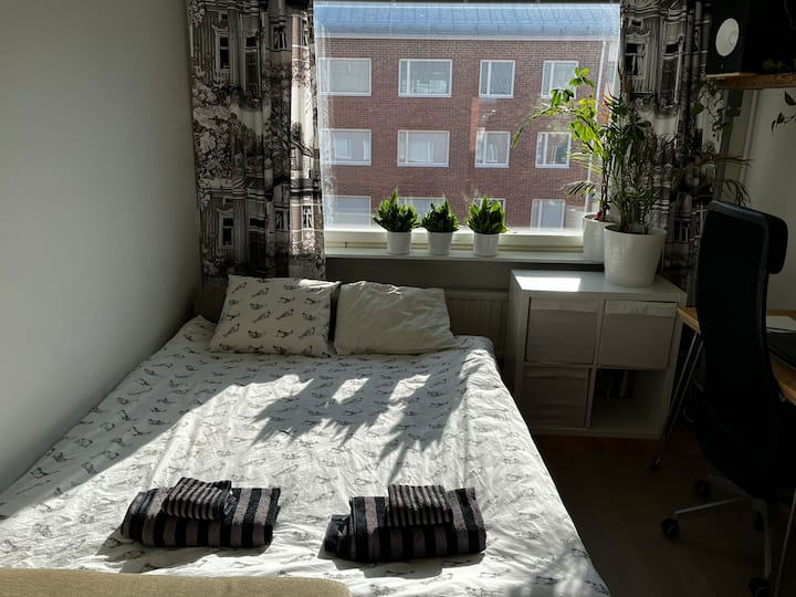Valoisa Huone Keskeisellä Sijainnilla - Tampere